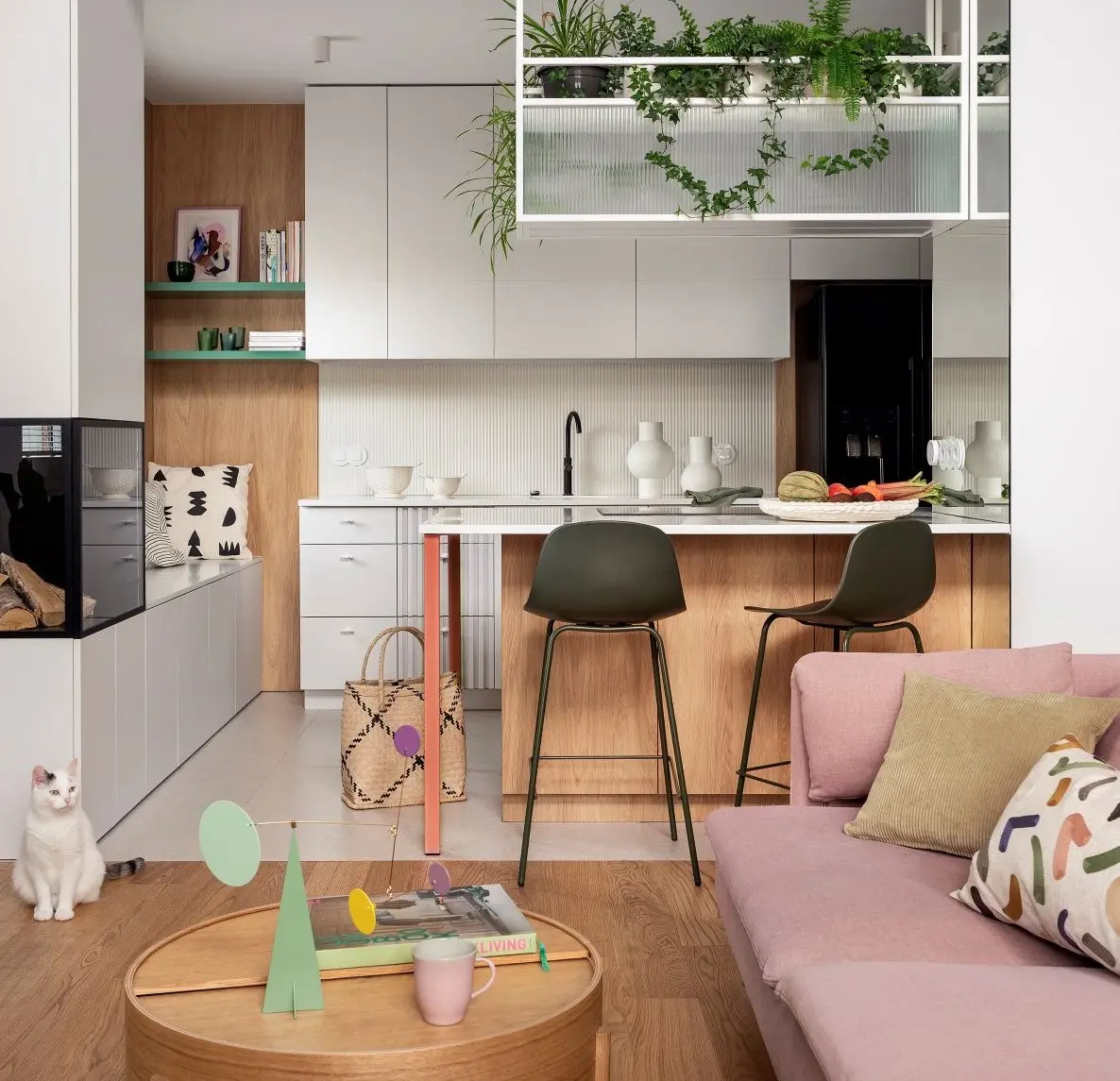 Zielone drzwi i różowe akcenty w dwupoziomowym mieszkaniu | Design ...