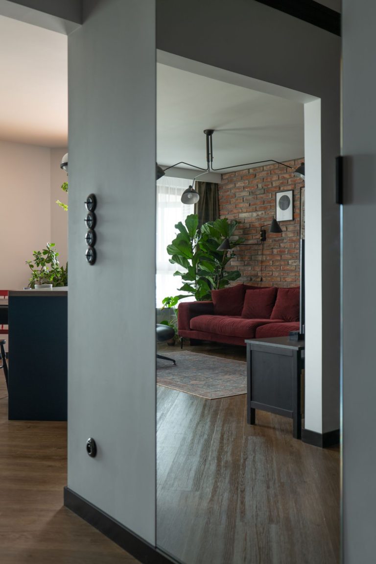 Metamorfoza mieszkania z lat 90. – nadanie nowego stylu i charakteru Qbik Design - Internity Home